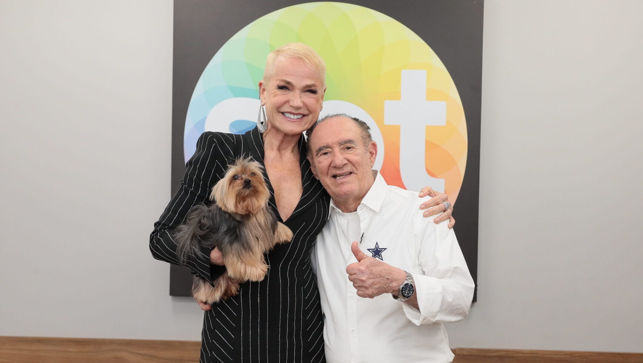 Xuxa e Renato Aragão posam juntos nos bastidores do Teleton | KFTV